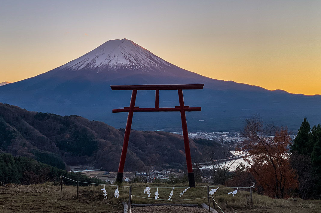 Tenku no torii - Kawaguchiko's Torii in the Sky - Japan Journeys